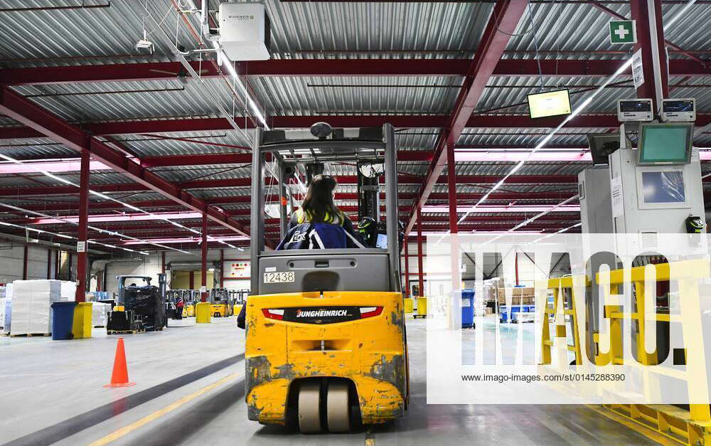 VENLO - Flying forklifts in the FedEx Express sorting center. These ...