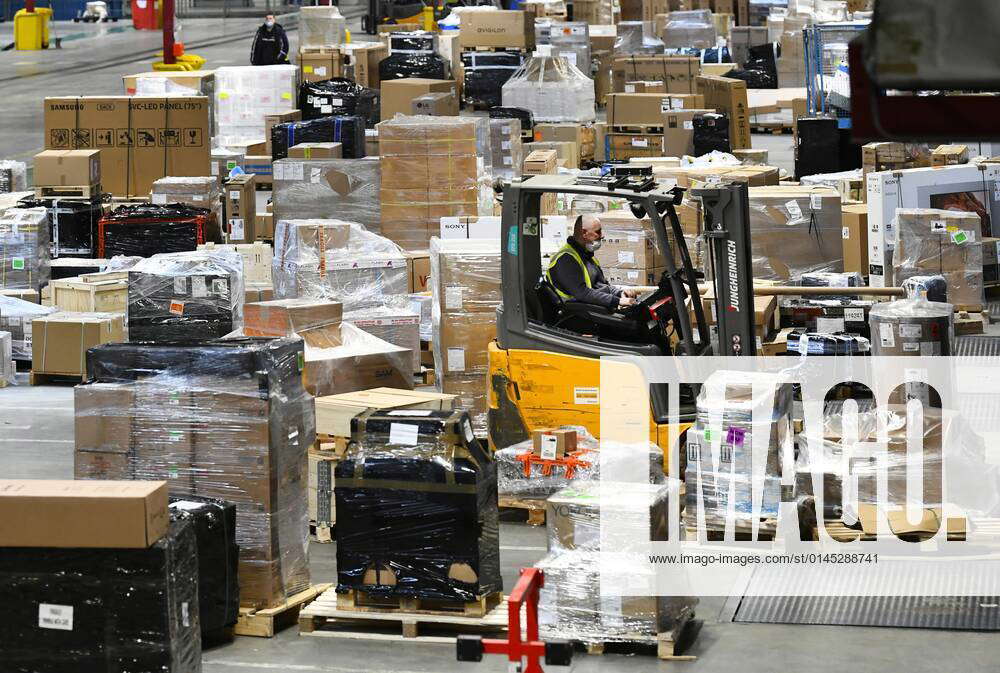 VENLO The FedEx Express sorting center in Venlo During the peak season ...