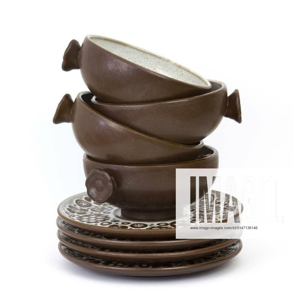 Round rustic bowls with plates