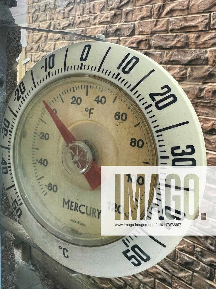 Toronto Issues Another Extreme Cold Weather Alert Thermometer showing ...