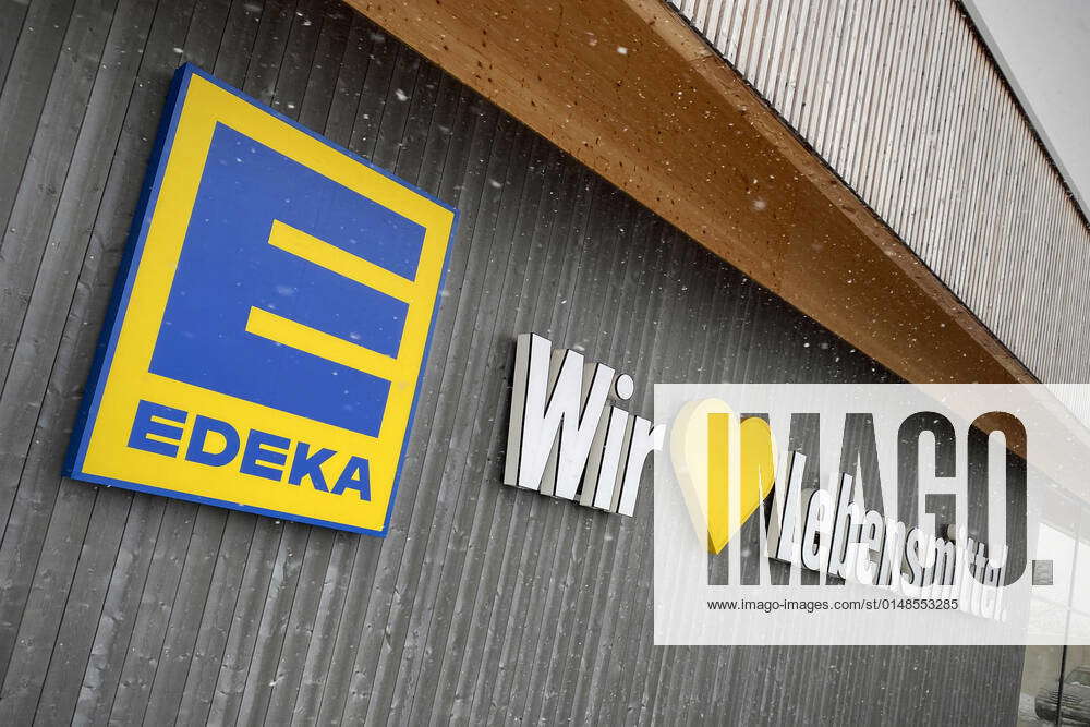EDEKA company logo with the slogan WIR LEBEN LEBENSMITTEL at a store ...