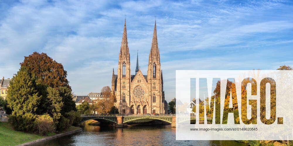 Kirche Saint-Paul am Fluss Ill Wasser Panorama Elsass in Strasbourg ...