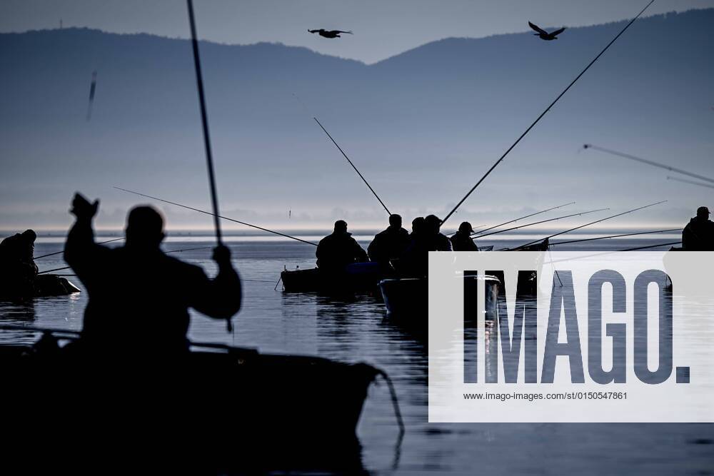 (220212) -- DOJRAN, Feb. 12, 2022 -- Fishermen go fishing on Dojran ...
