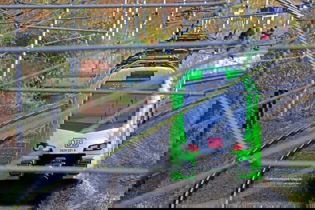 S-Bahn Rhein Ruhr Linie S9 Die S9 der DB-Regio durchfährt einen ...