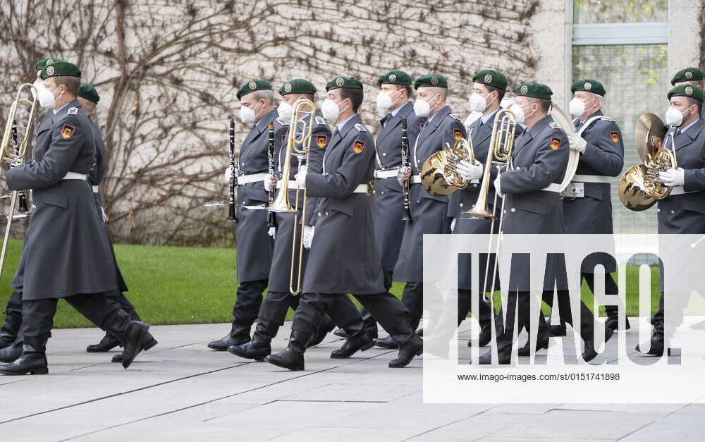 Das Wachbataillon beim Bundesministerium der Verteidigung spielt im ...