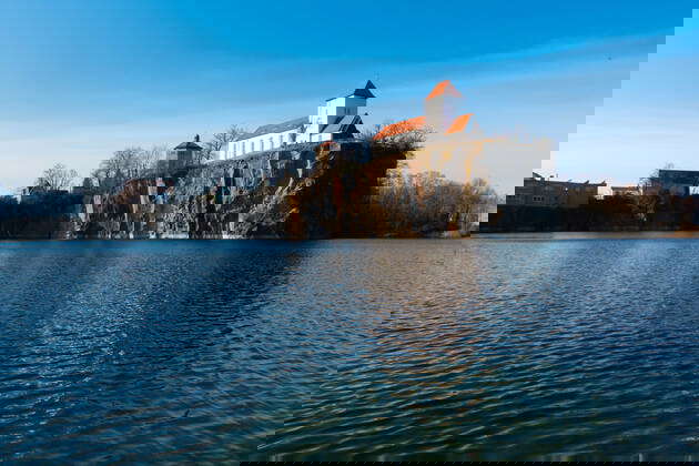 Blick auf die Bergkirche und den Kirchbruch-See in Beucha am 13.02.2022 ...