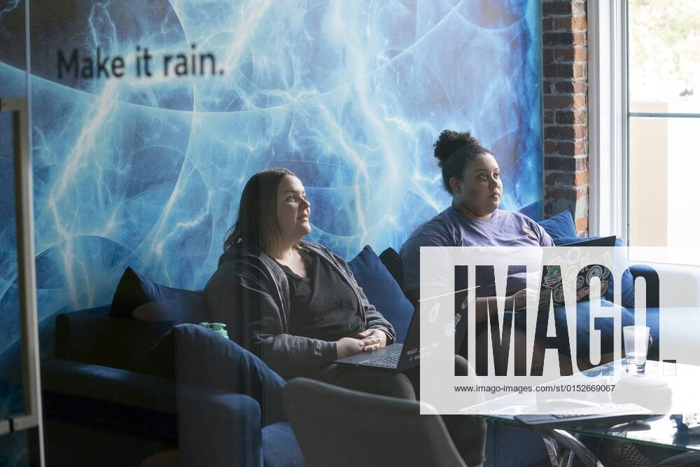 March 9, 2022, Tampa, Florida, USA: Laura Lenihan and Sydney Demps chat ...