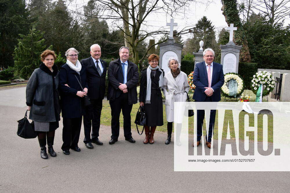 Mayor Dr Ralph Elster r and the Imhoff family at the ceremony and ...