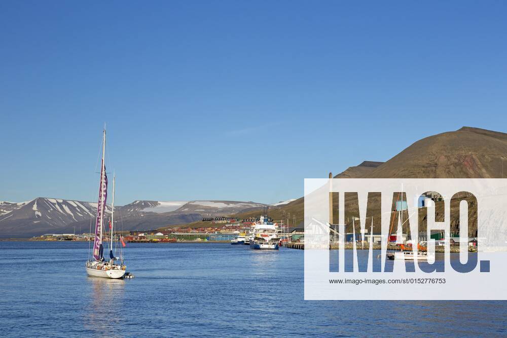 Sailing boats in the harbour port of Longyearbyen during summer night ...