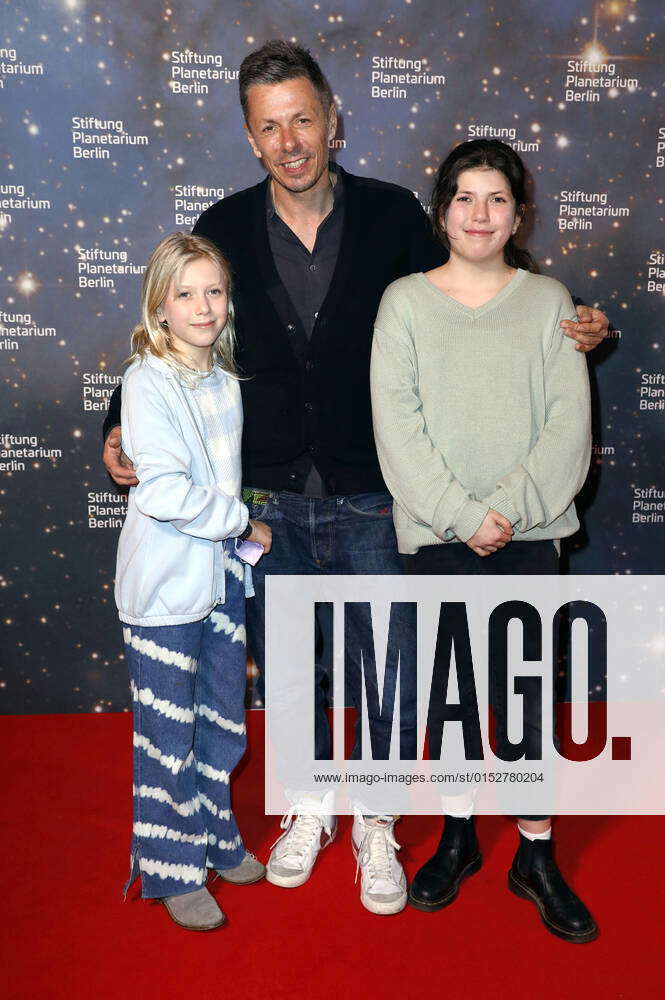 Michi Beck mit den Töchtern Romy Beck und Poppy Beck bei der Premiere ...