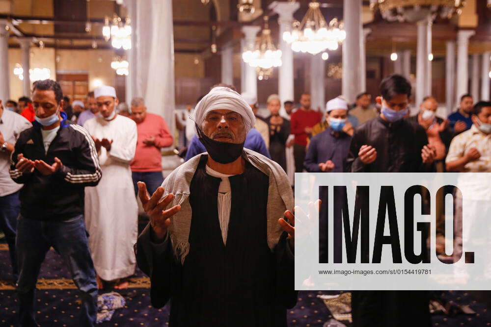 Ramadan In Egypt Egyptian muslims perform prayer called Tarawih ...