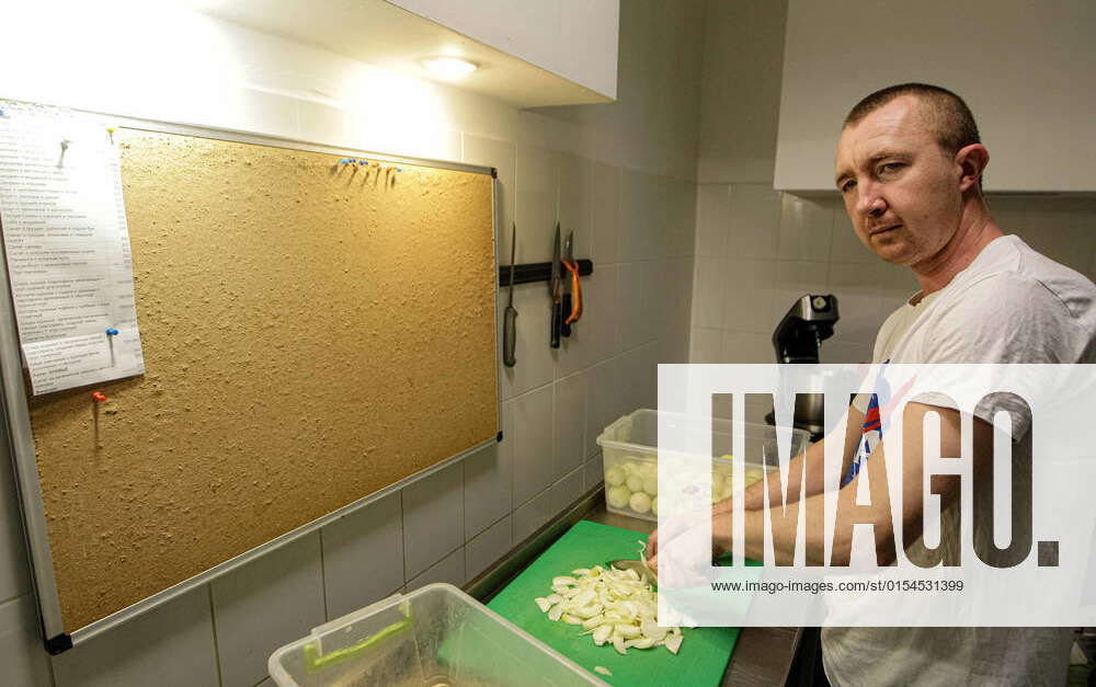 KYIV, UKRAINE - APRIL 1, 2022 - A cook slices onions as nearly 400 ...