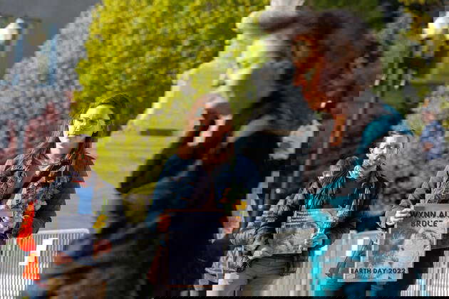 Vigil At U.S. Supreme Court For Wynn Alan Bruce People attend a vigil ...