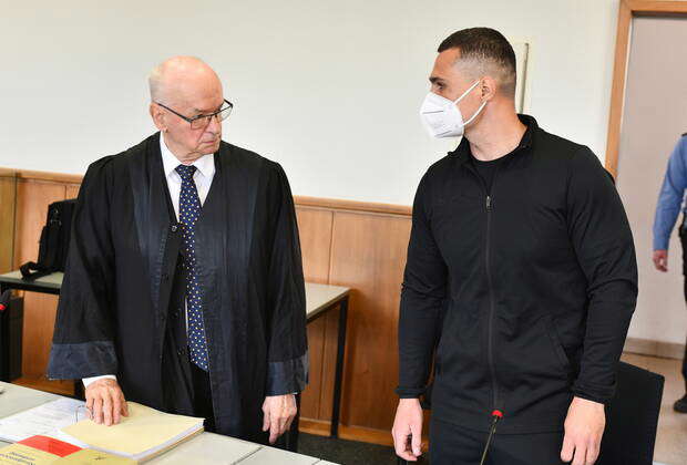 Azem Spahiu steht am Dienstag vor der Großen Wirtschaftsstrafkammer im ...