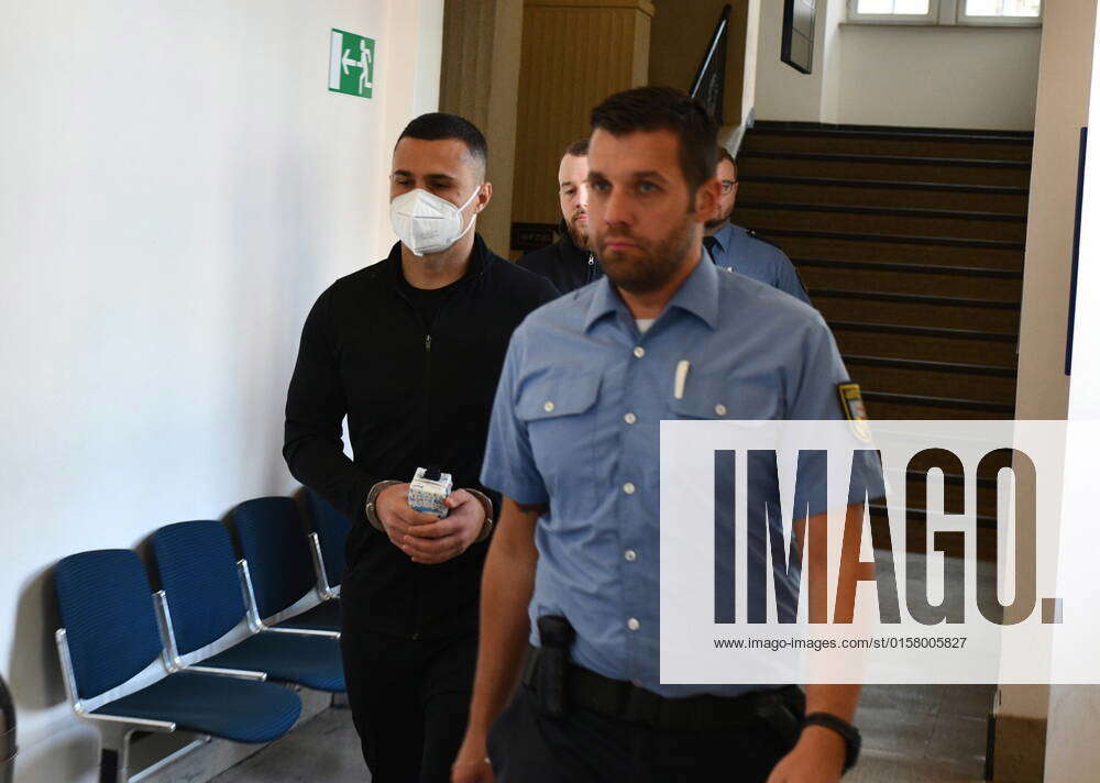 Azem Spahiu steht (mit Anwalt Walter Teusch) am Dienstag (3.5.2022) vor ...