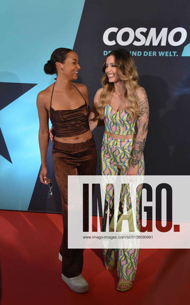 Performer Shaggy Kamp Alice , l r, and Aline Jost Tatjana comes to the ...