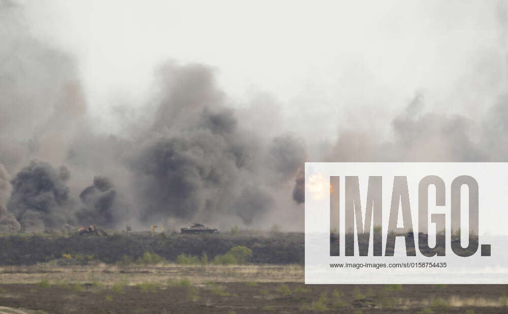 Artillery shells, previously advanced by the self-propelled howitzer ...