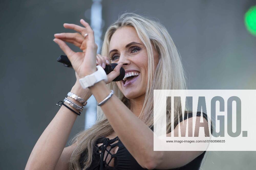 JENICE, Saengerin, Schlagersaengerin, Musikerin,Musikerin, singend ...