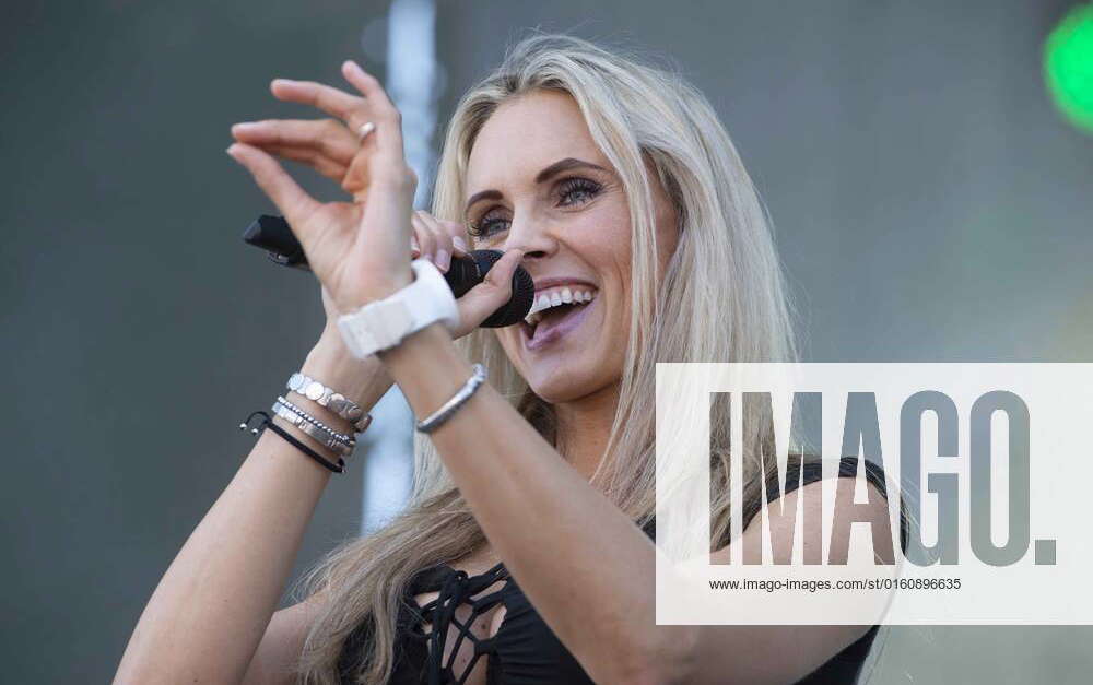 JENICE, Saengerin, Schlagersaengerin, Musikerin,Musikerin, singend ...