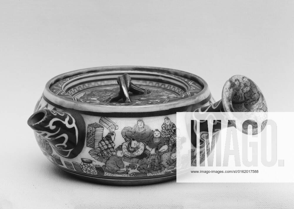 Teapot 1820 Japan. Teapot. Japan. 1820. White porcelain decorated in ...