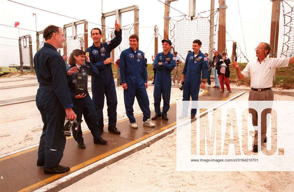 KENNEDY SPACE CENTER, Fla. -- The STS-88 crew get instruction from Ken ...