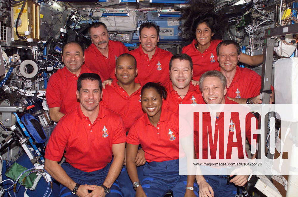 ISS014-E-10265 - The Expedition 14 and STS-116 crewmembers gather for a ...