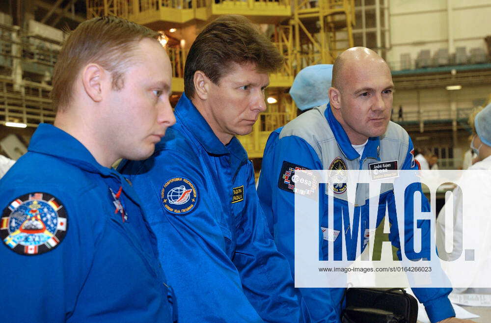 Expedition 9 Science Officer and Flight Engineer Mike Fincke, left ...