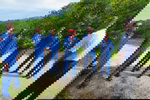 KENNEDY SPACE CENTER, Fla. -- The STS-88 crew get instruction from Ken ...