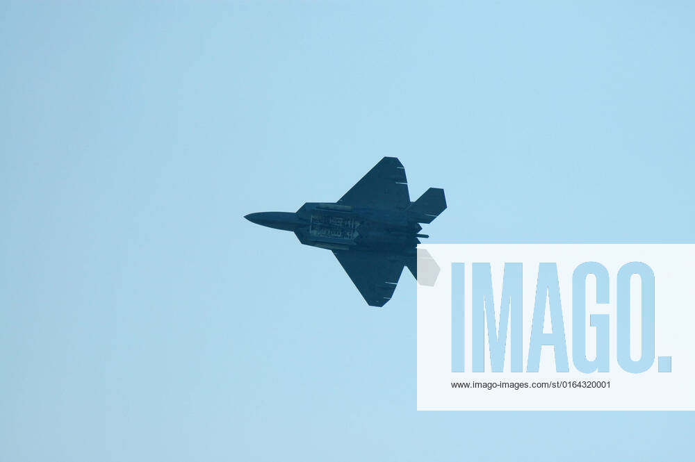 KENNEDY SPACE CENTER, FLA. -- At NASA s Kennedy Space Center, a U.S ...