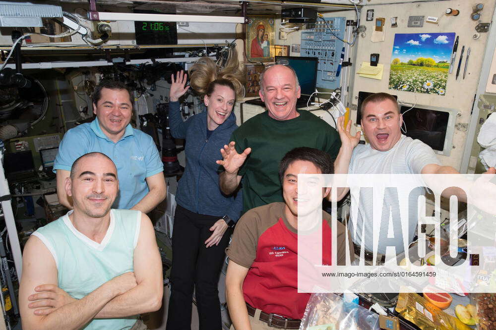 Iss048e049953 - All six Expedition 48 crew members gather in the Zvezda ...