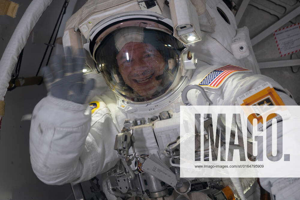 Iss061e003683 - NASA astronaut Andrew Morgan waves from inside the crew ...