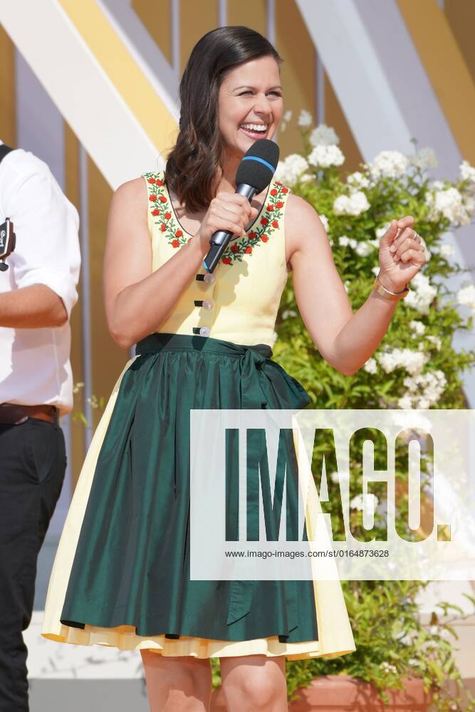 Colorful program mix of Schlager and folk music in the IWS Arena ...