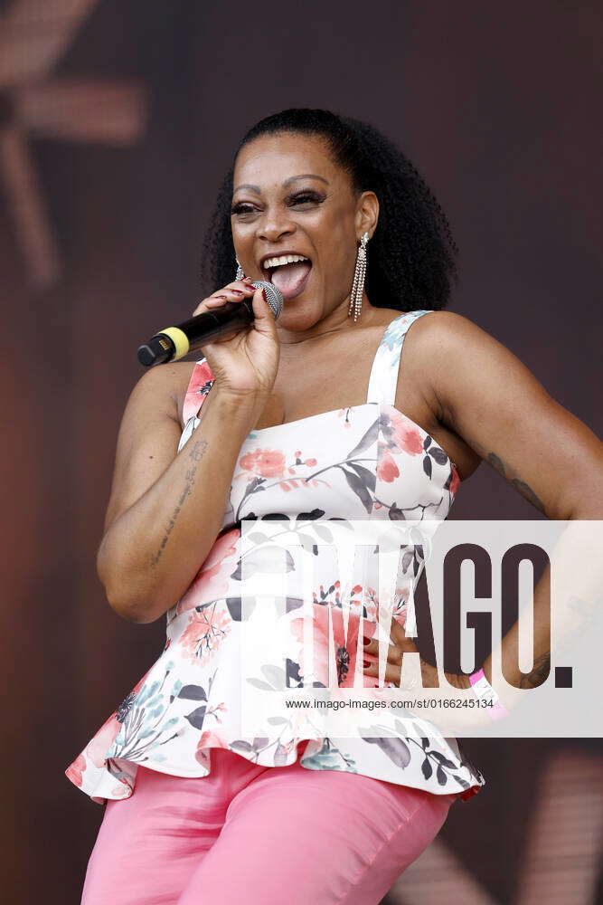 Singer Dandara Santos Silva from the band Bellini at the open air show Die 90er live by Markus