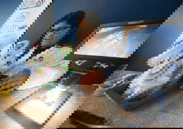 Winnipeg, MB, Canada: Simon Monteith, aka Simon The Scientist, prepares ...