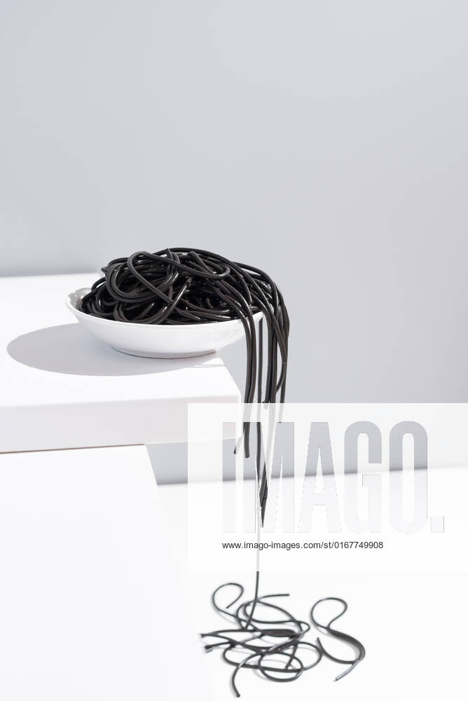 spaghetti,overflowing,squid ink pasta,spaghettis,black pastas