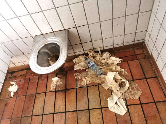 Verschmutze Toilette auf einem Autobahnparkplatz in