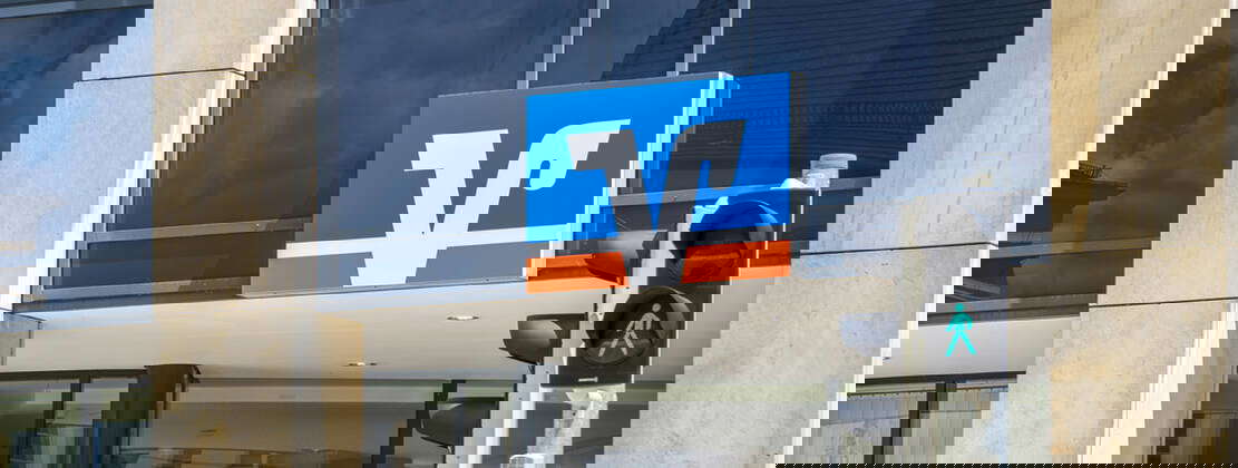 Filiale der Volks- und Raiffeisenbank mit Schriftzug und Emblem bzw ...