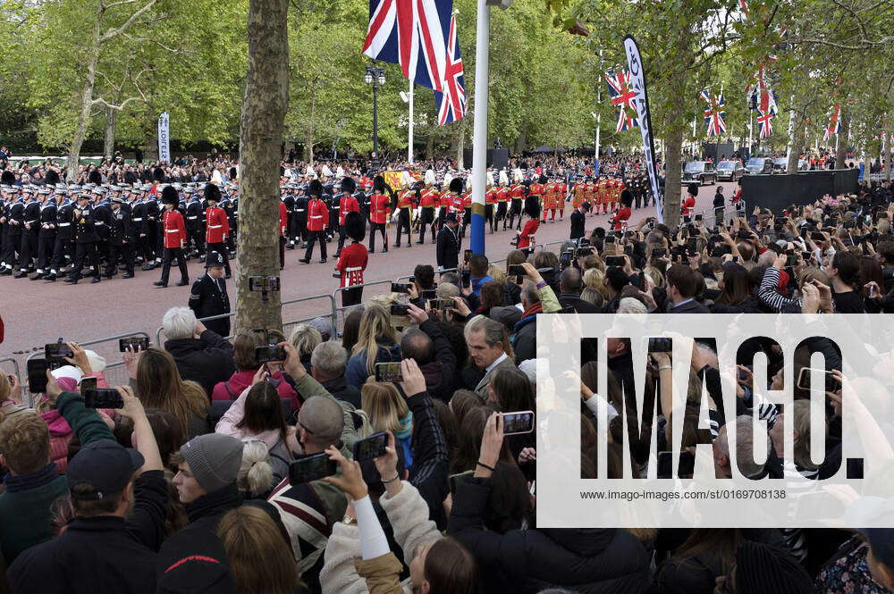 The relay with the coffin of the Queen Hundreds of thousands lined the streets of London to say