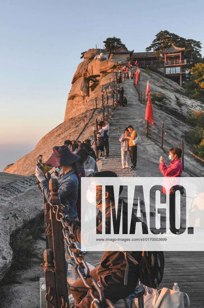 (220926) -- WEINAN, Sept. 26, 2022 -- People enjoy the sunset at Mount ...