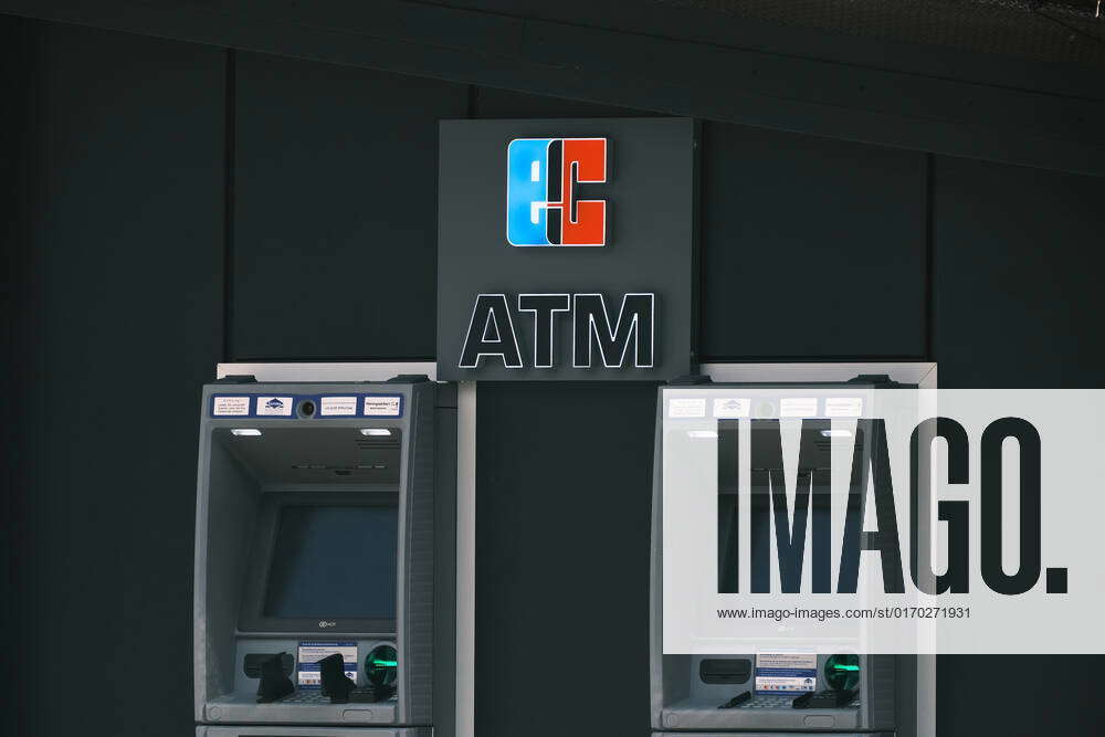 Düsseldorf 01 10 2022 cash cashless cash machines ATM EC card electronic cash cash machine