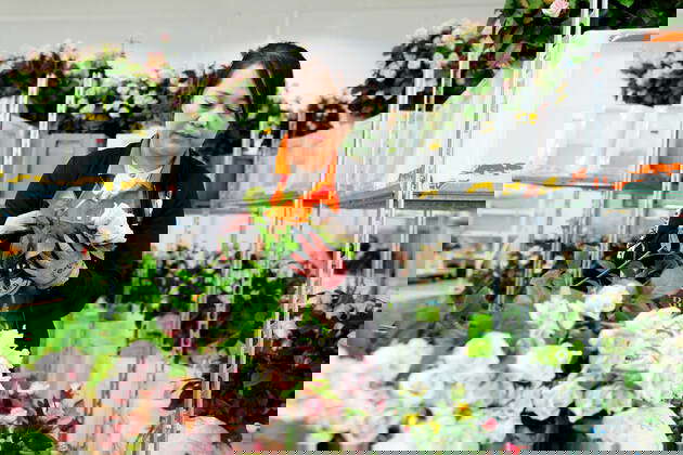 JINAN, Oct. 12, 2022 -- A worker arranges a bunch of roses at a rose ...