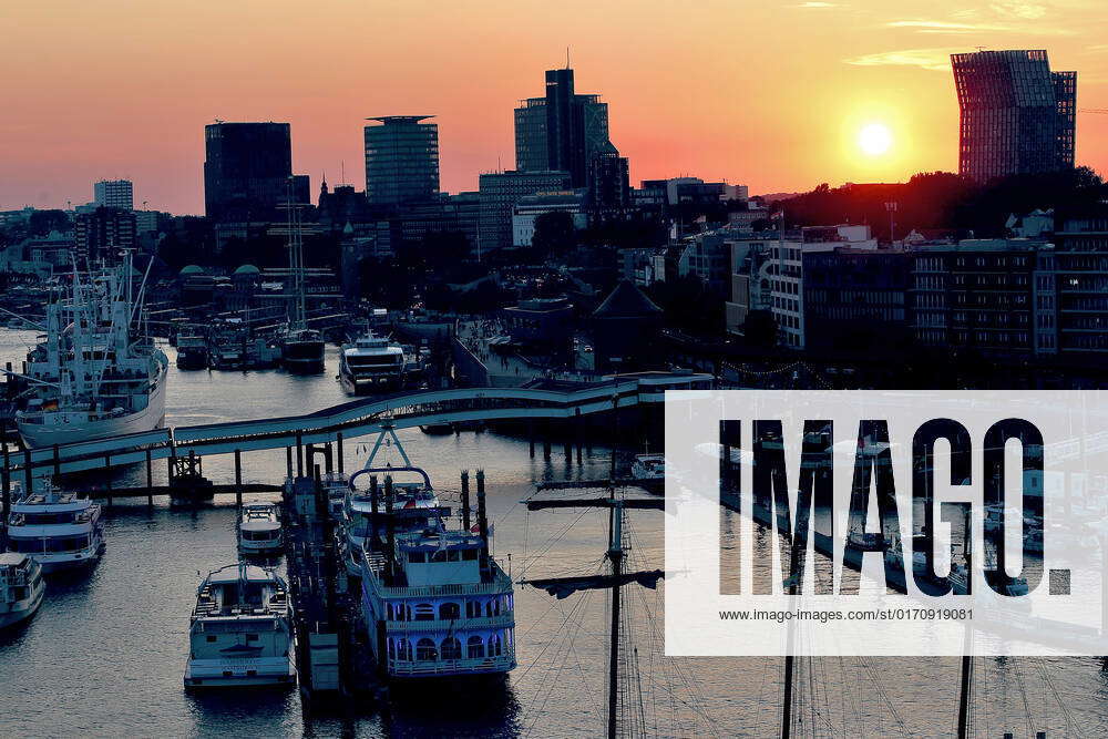 Hamburg harbor, symbol photo, The Hamburg harbor skyline at sunset view ...