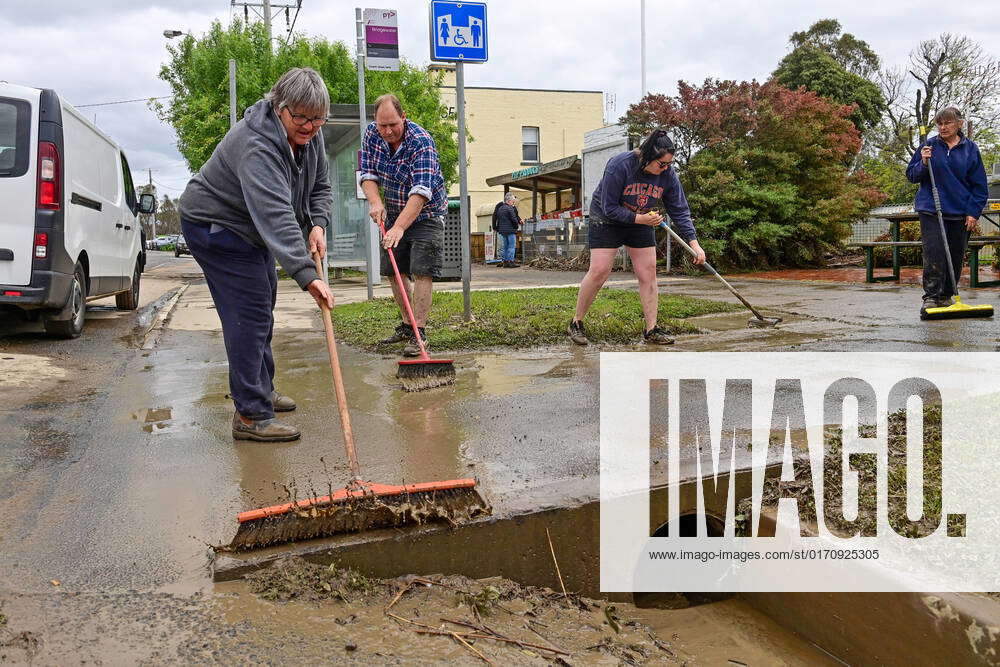 VIC FLOODS, Residents of Bridgewater help clean up after the Loddon ...