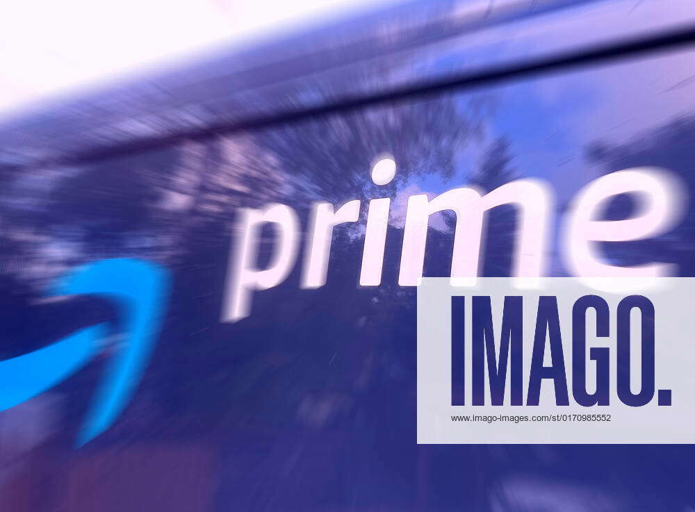 Logo Amazon Prime on a delivery vehicle