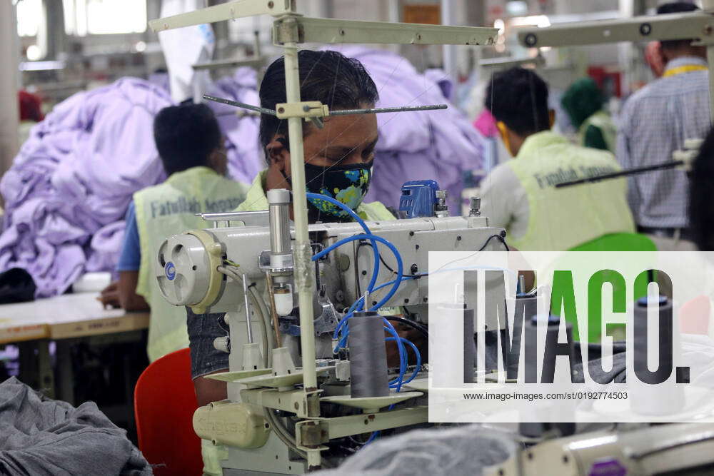 Garments workers in Bangladesh Bangladeshi worker at a Fatullah ...