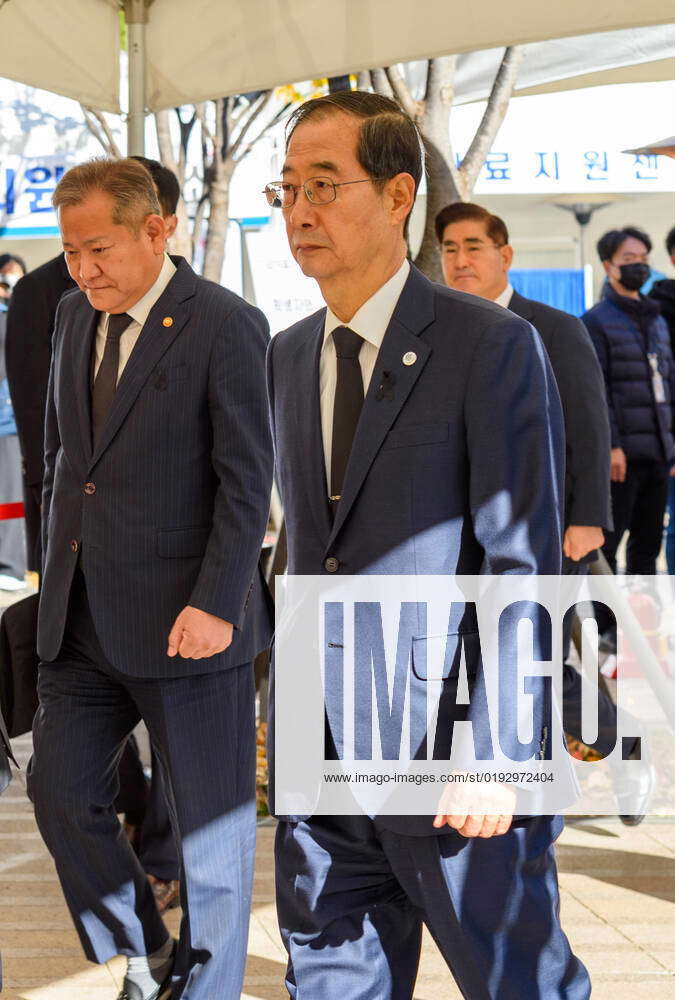 Seoul, South Korea: Prime Minister Han Duck-soo and Interior and Safety ...