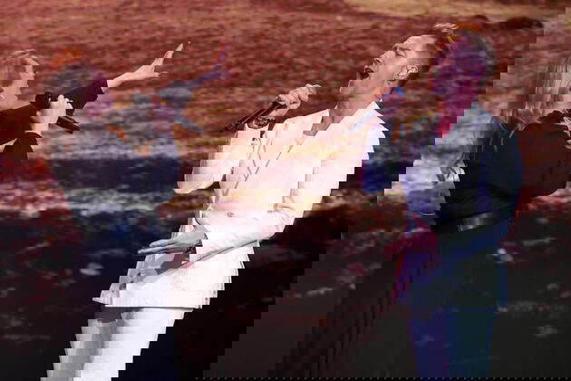 Ronan Keating and The Kelly Family's stunning duet on "Grateful" was a ...