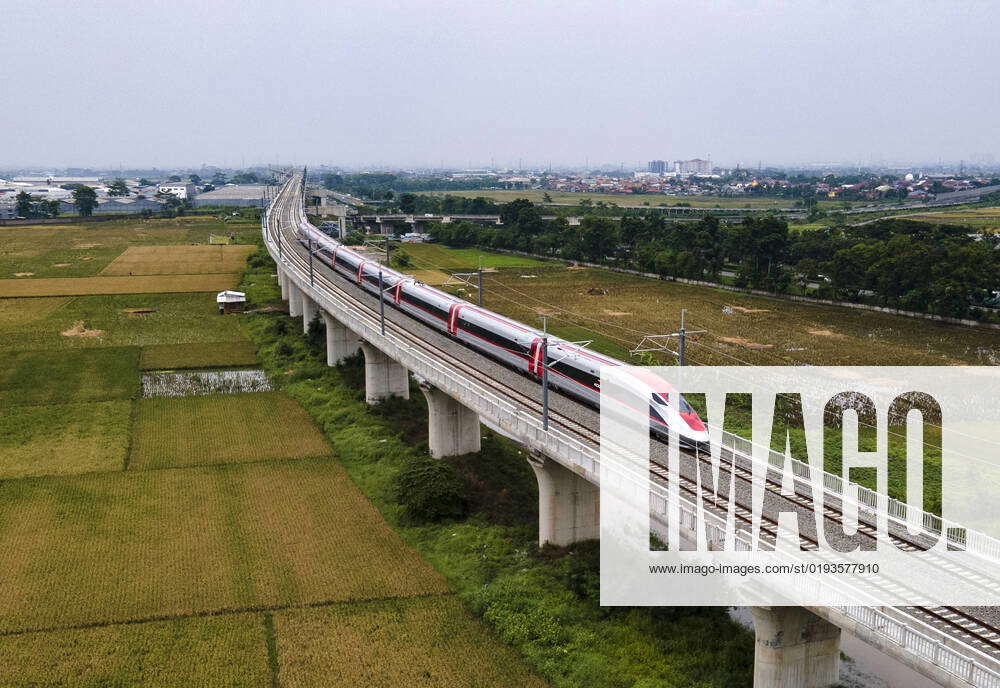 BANDUNG, Nov. 10, 2022 -- This aerial photo taken on Nov. 9, 2022 shows ...