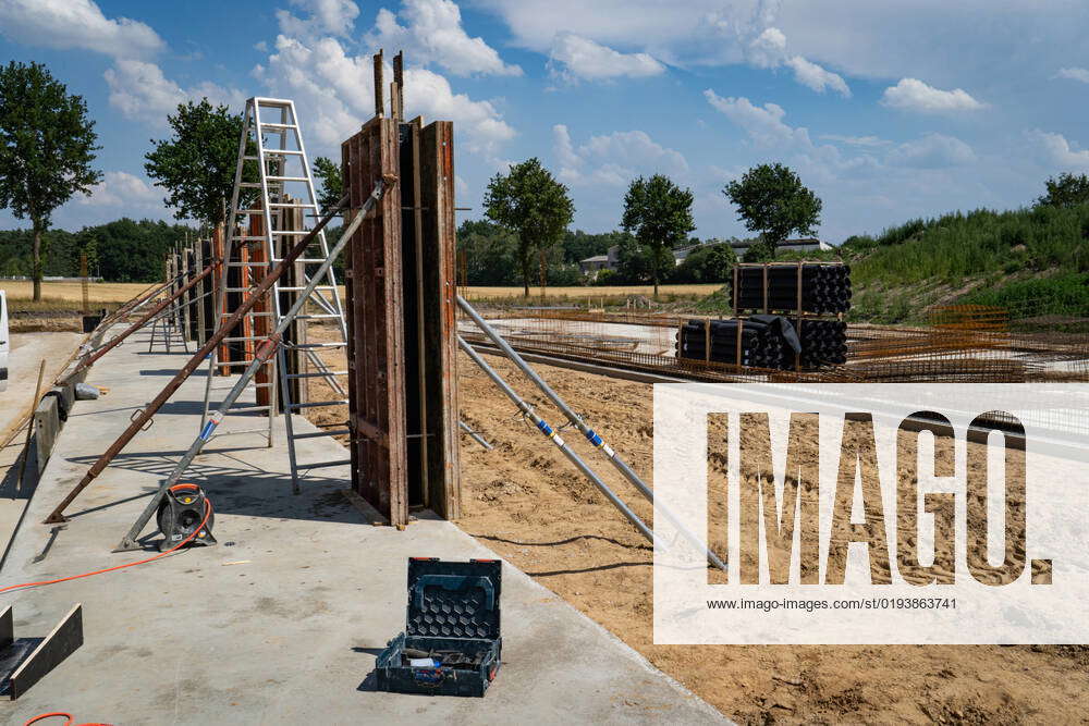 Concrete construction bolted formwork for concrete walls and concrete ...