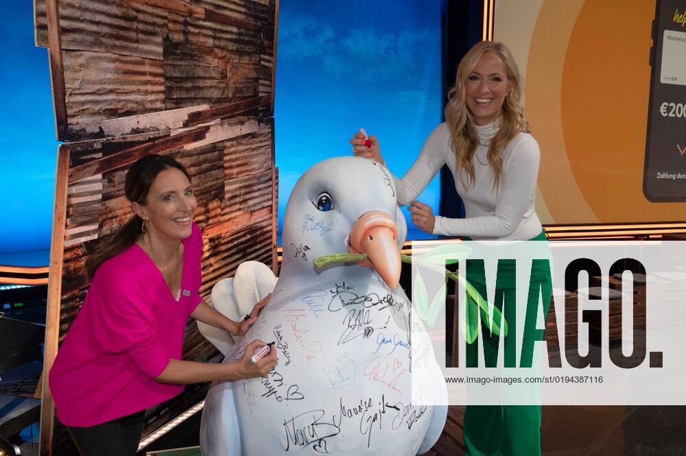 Roberta BIELING, presenter, Angela FINGER ERBEN, presenter, sign a ...
